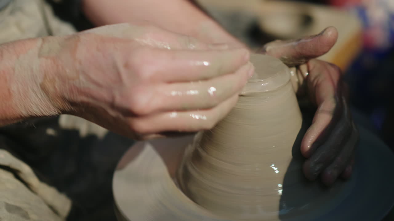 Vidéo de stock Premium - Le maître potier enseigne à l'enfant comment ...