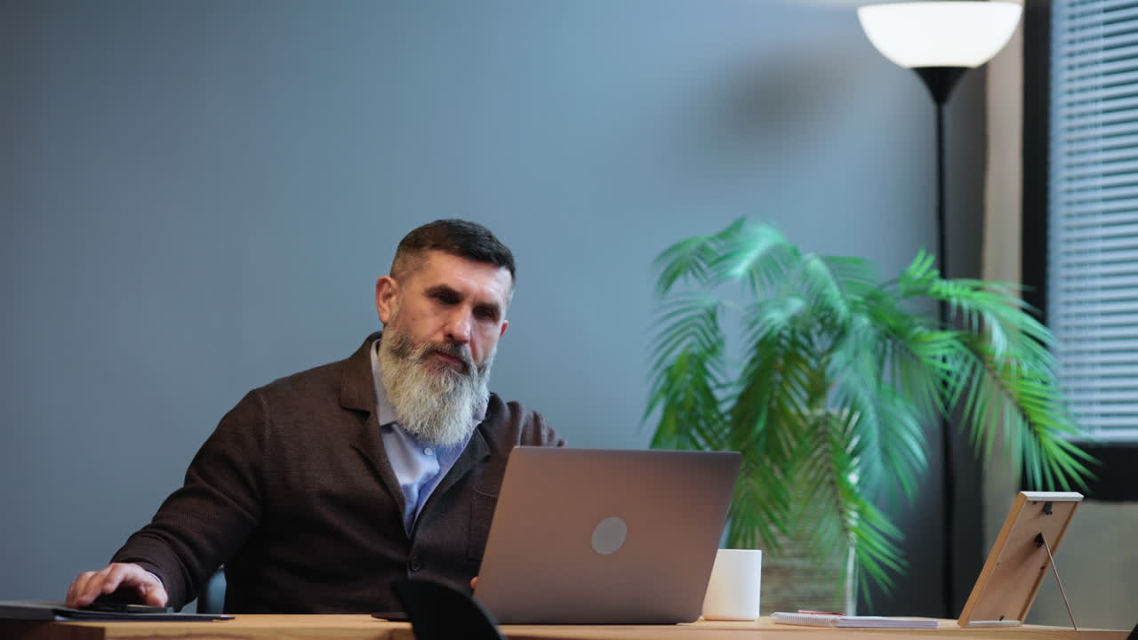 Free stock video - Caucasian man in the office