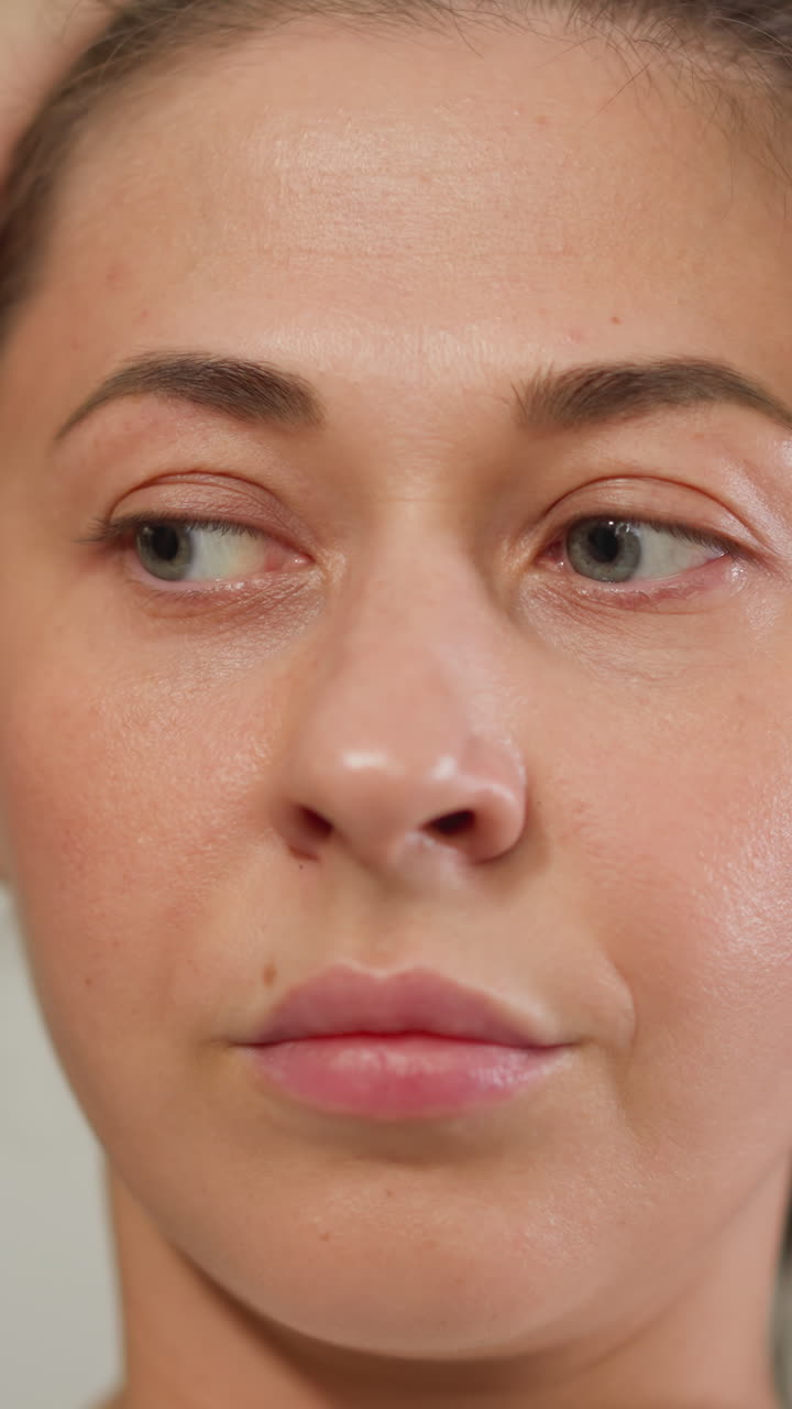 Mujer angustiada agarra la cabeza de pie solo de cerca. dama preocupada ...