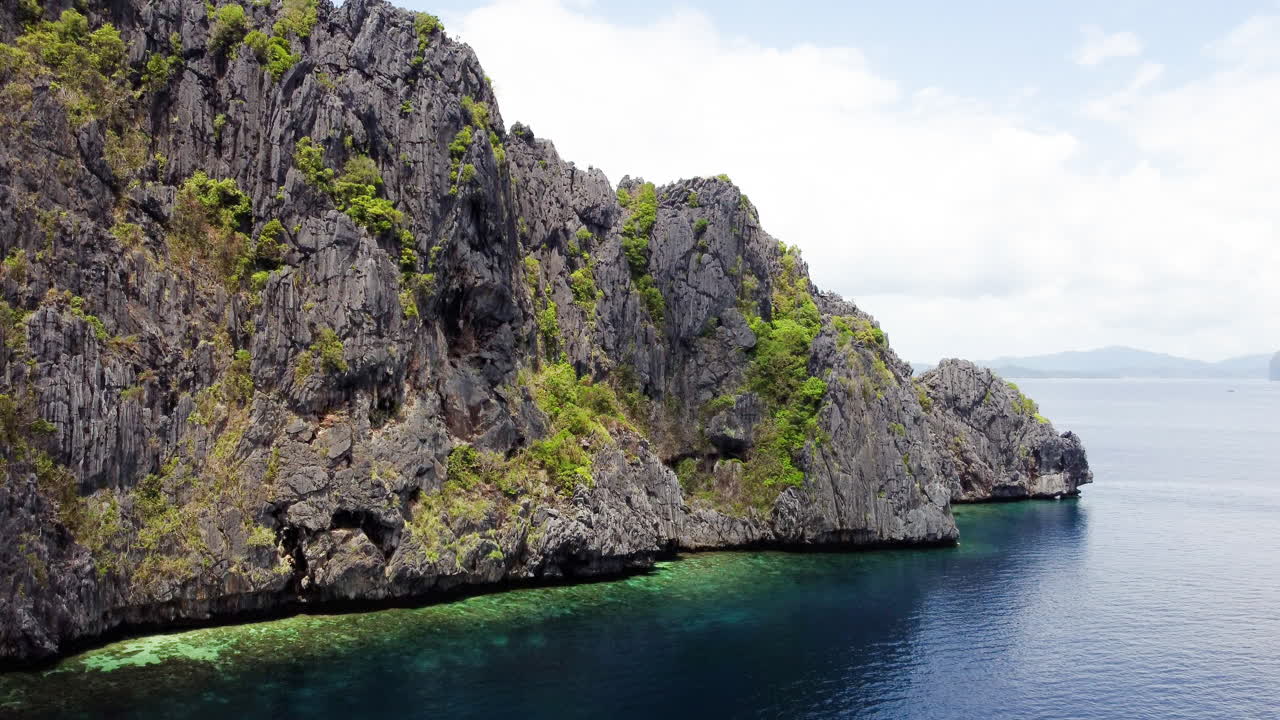 Ascending aerial above palawan island cliffs bangka boat route Premium ...