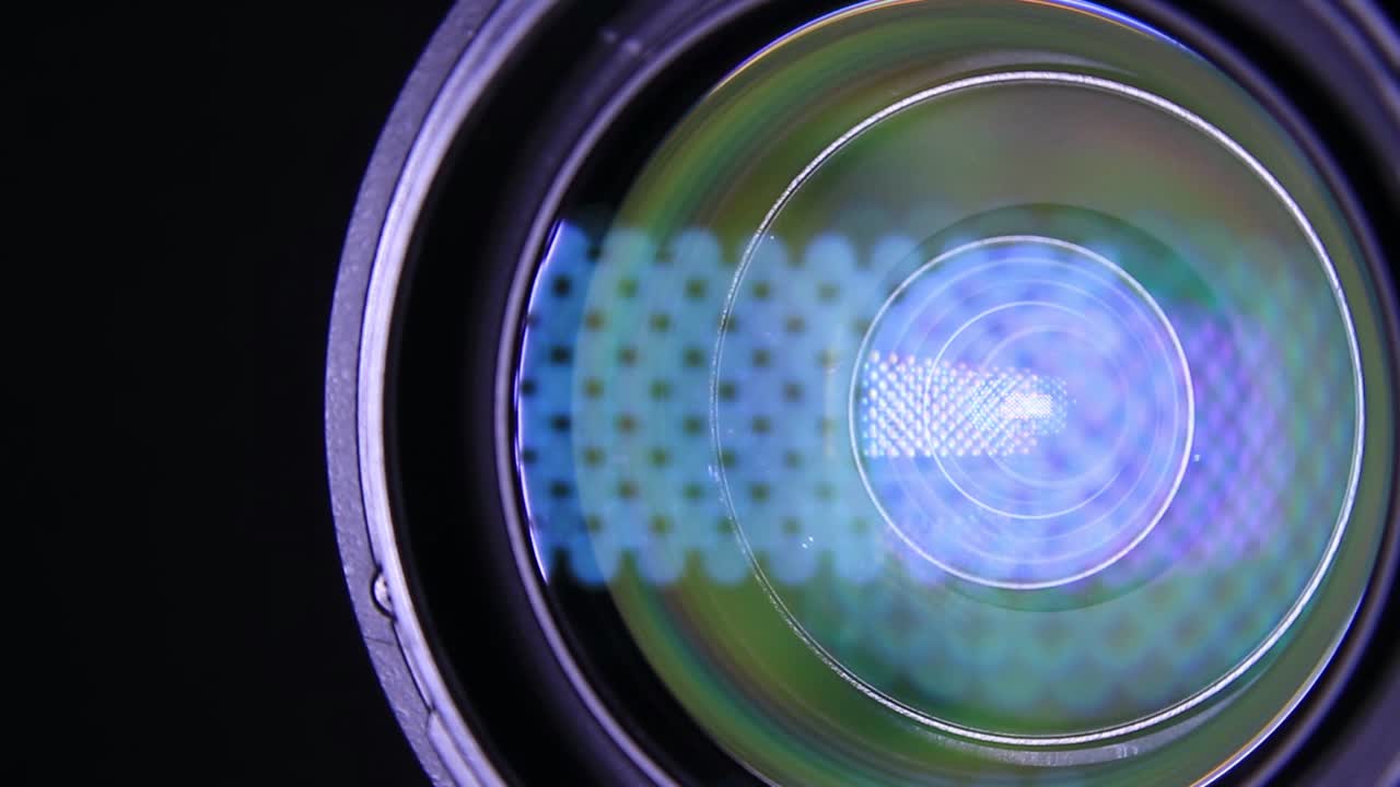 黑暗中摄像机镜头上的移动光源 | freepik