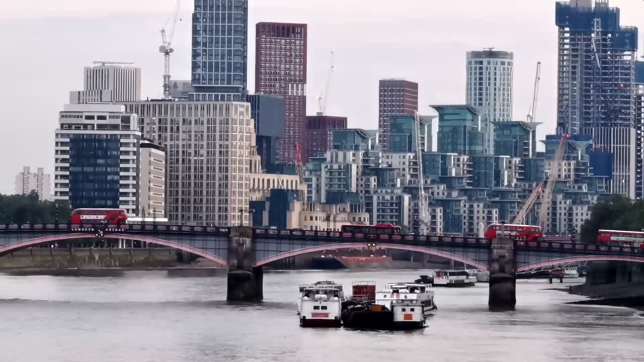 Timelapse of heavy traffic flow on bridge over river thames in london ...