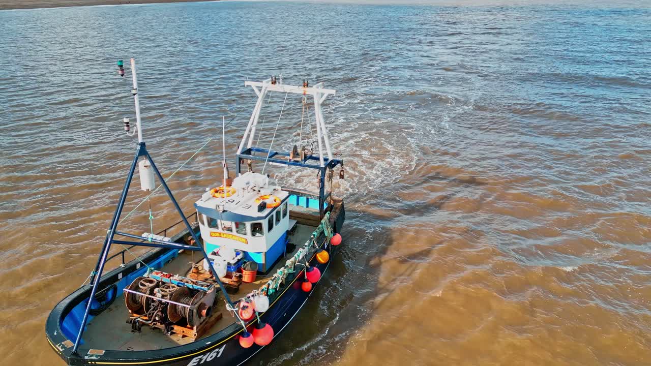Vídeo Premium - Barco de pesca arrastrero solo pesca en alta mar ...