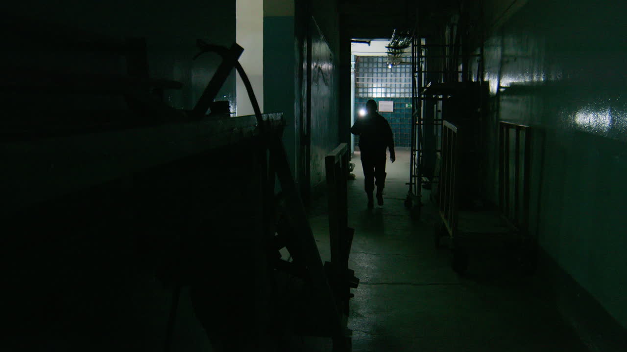 Стоковое видео категории «Бесплатно» — Женский охранник с фонариком.