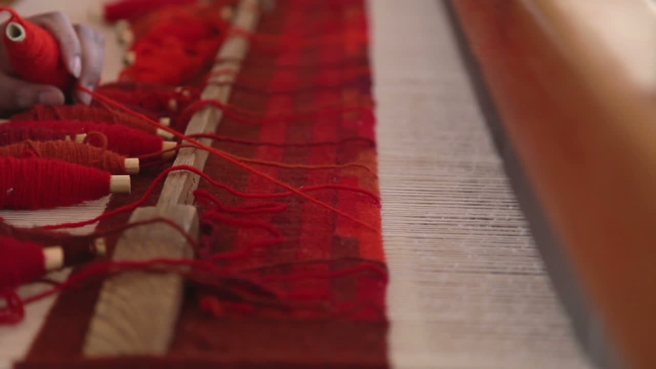 Free stock video - Weaving 01