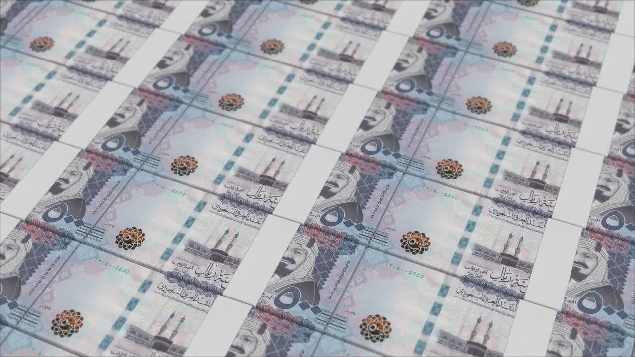 Premium stock video - 500 saudi riyal banknotes printing by a money press