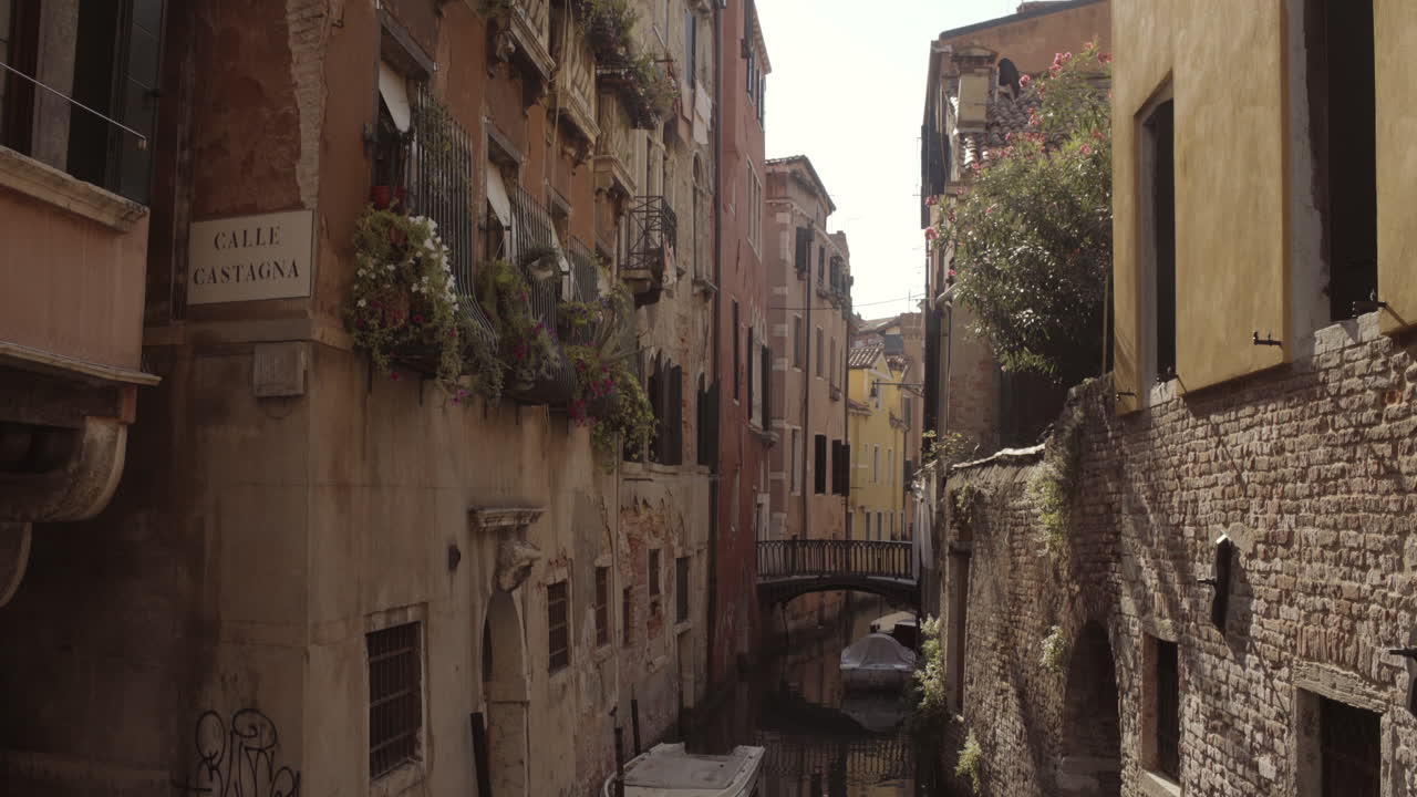 Vídeo de arquivo Premium - Tiro de inclinação ampla da histórica rua do ...