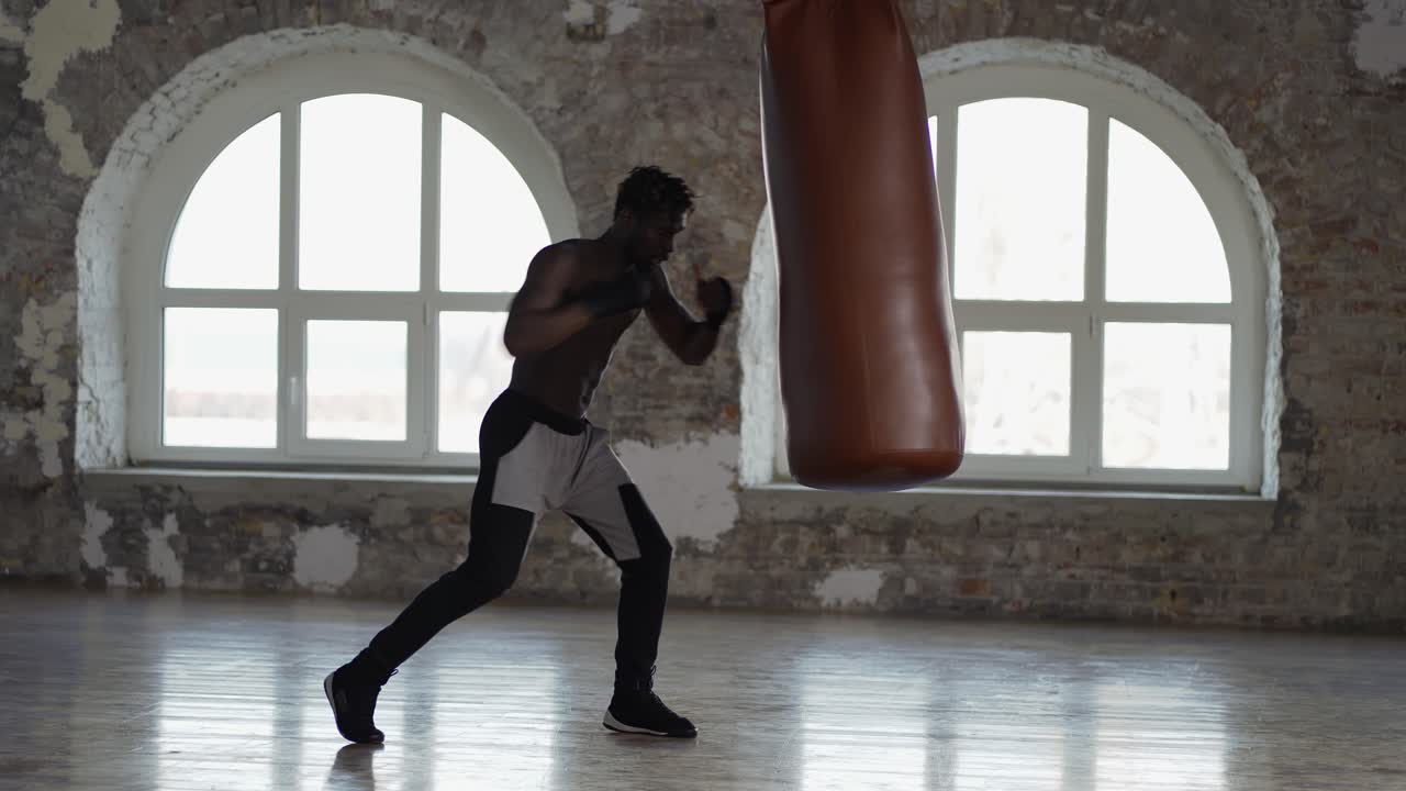 Vídeo Gratis - Boxeador sin camisa disfrutando del entrenamiento en el ...