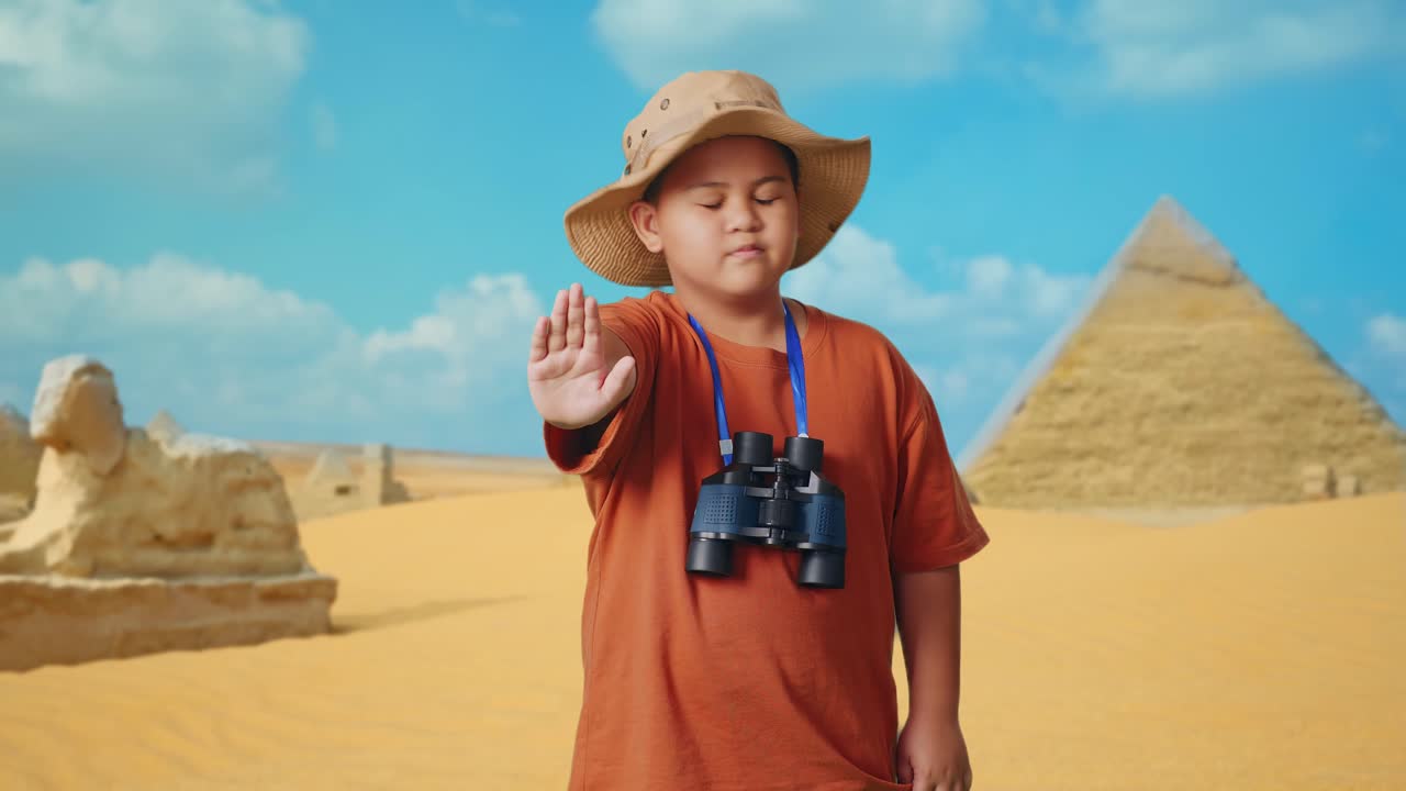 a child stops in front of the pyramids | freepik