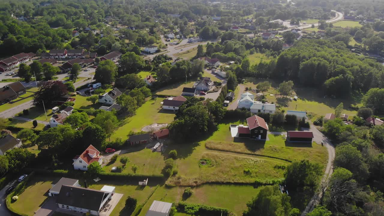 Vídeo Premium - Bellas imágenes aéreas sobre el pintoresco pueblo ...