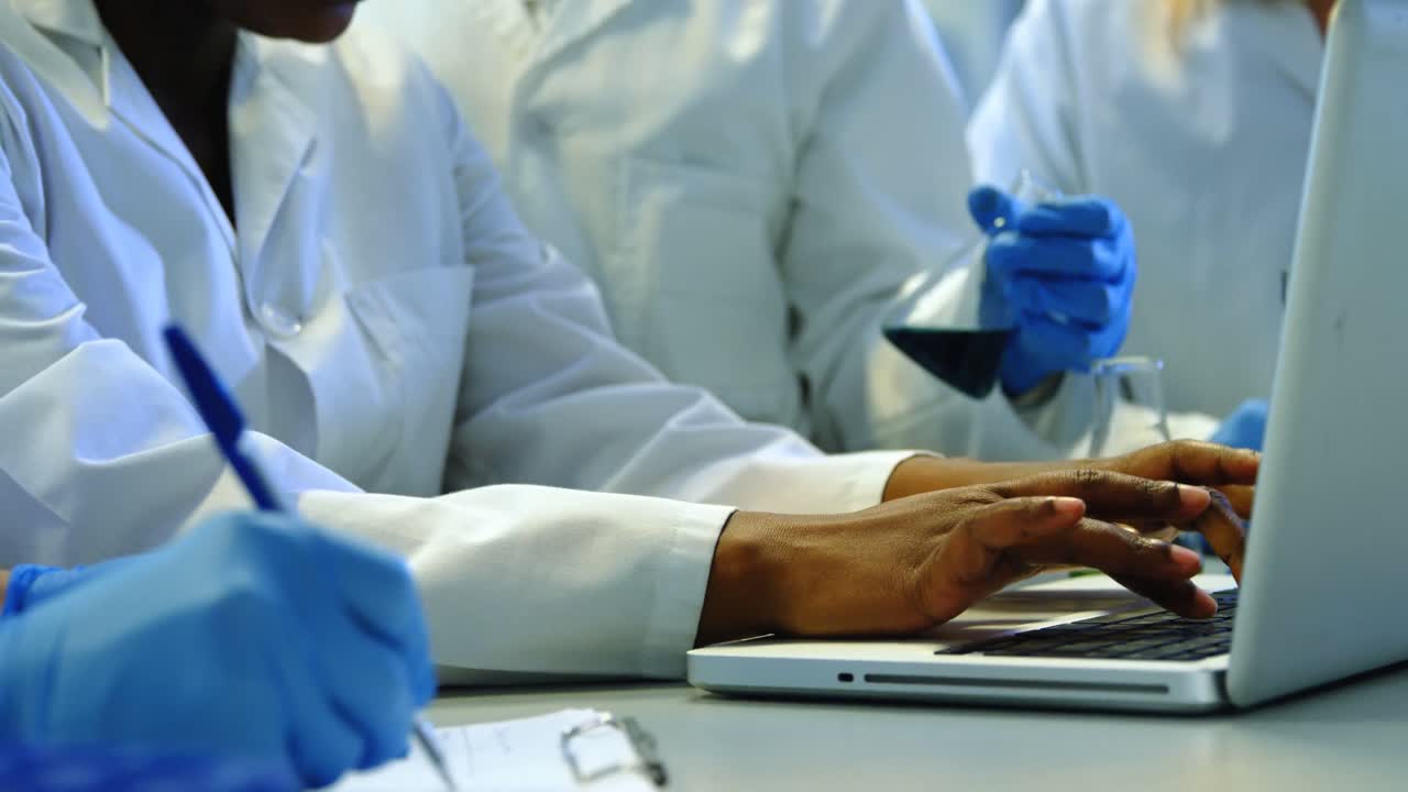 Vídeo Premium - Equipo de científicos que trabajan en el laboratorio 4k