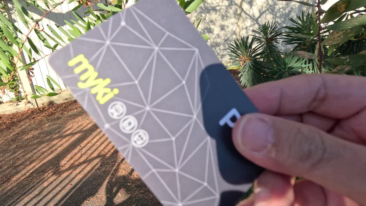 Vídeo Premium - Person tapping myki card on ticket machine