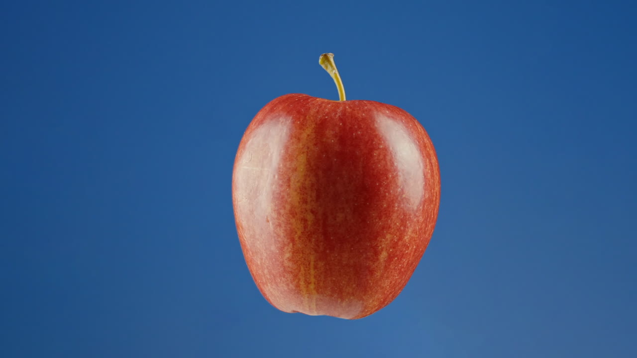 Fresh apple spinning on blue-screen. closeup, chroma key | Premium ...