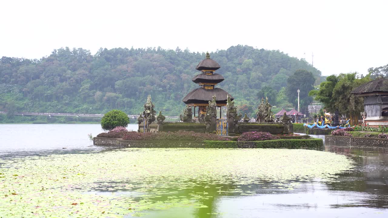 Beautiful view of the ulun danu beratan bedugul temple complex, a ...