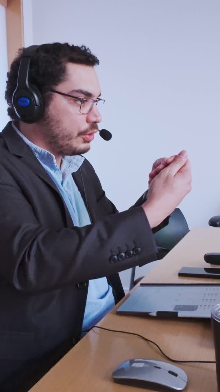 Man Explaining a Complex Subject with Open Hand Gestures | Premium ...