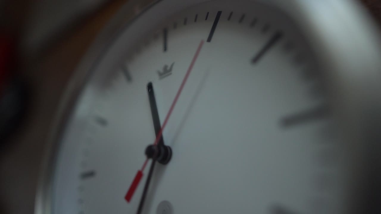 Vídeo Premium - Reloj blanco marcando el paso del tiempo