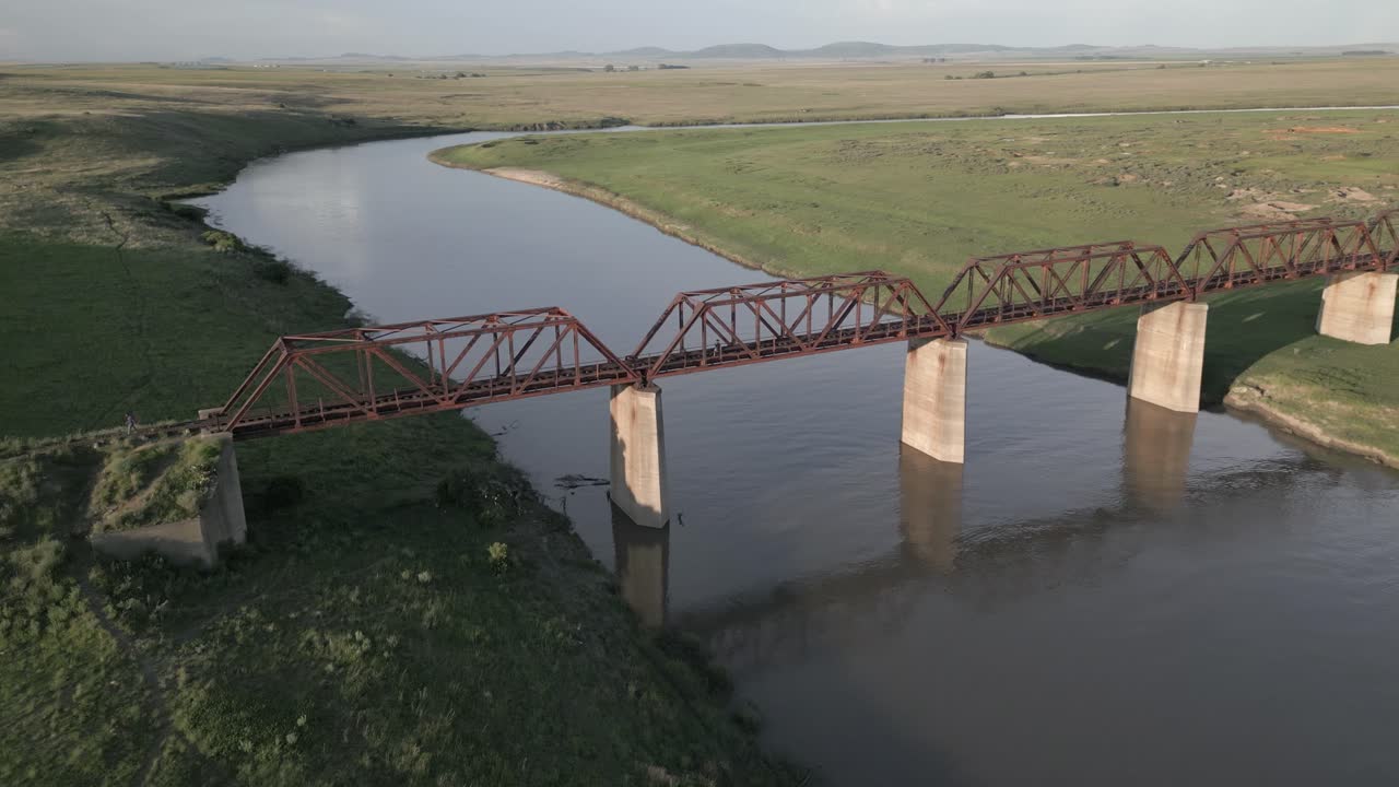 Vídeo de arquivo Premium - Aérea: ponte ferroviária abandonada sobre o ...