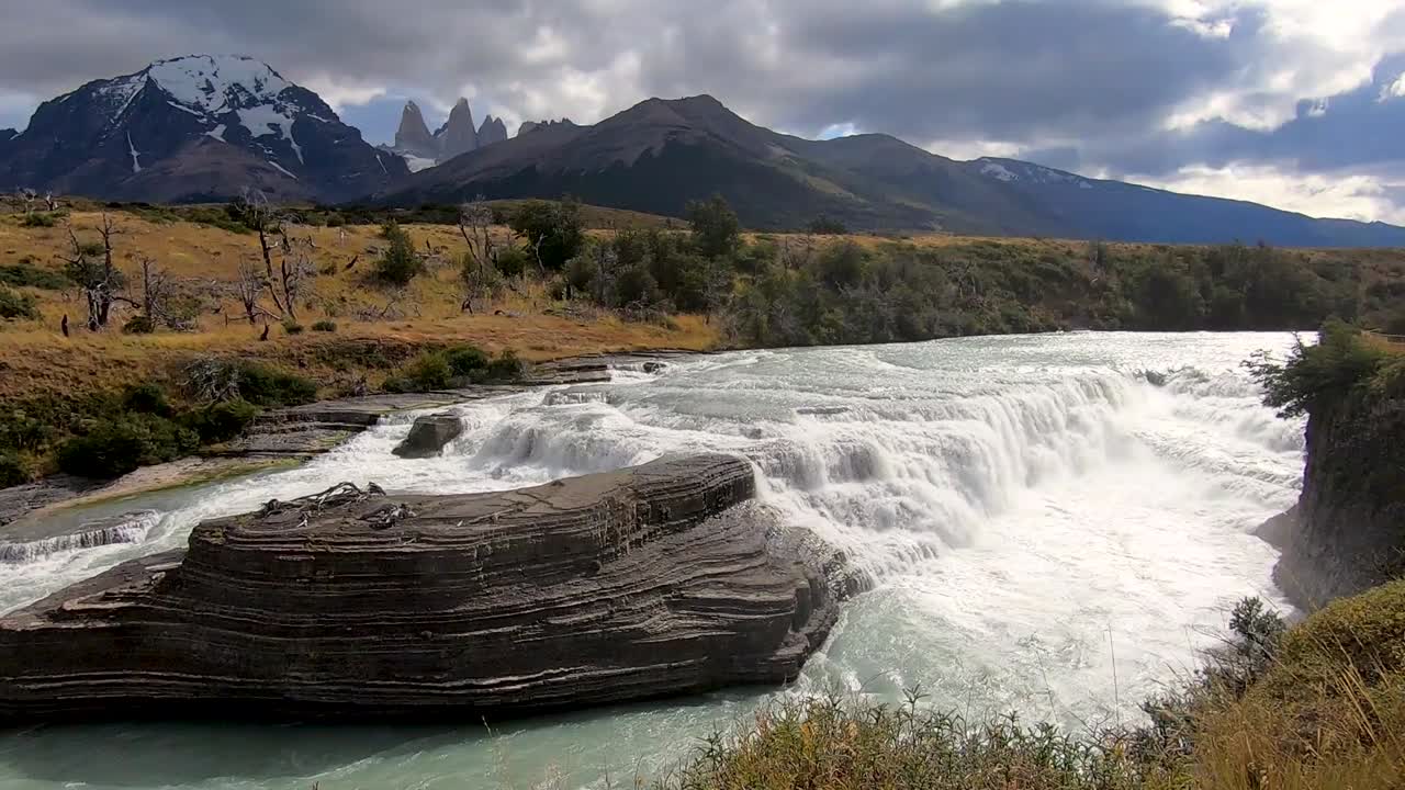 Cachoeira cascades paine no parque nacional torres del paine | Vídeo de ...