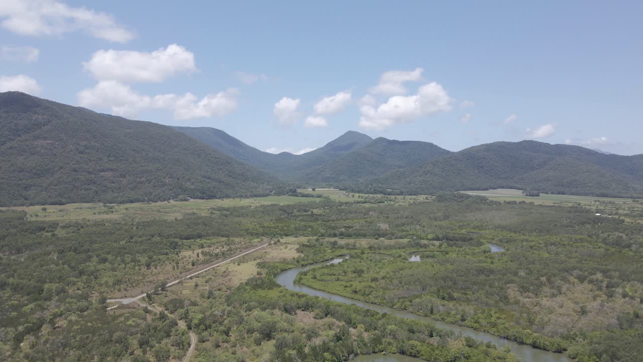 Vidéo de stock Premium - Vaste forêt verte et montagnes de la réserve ...