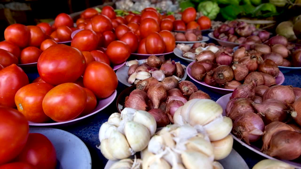 Onions, Garlic And Tomatoes At The Fruit And Vegetable Market On ...