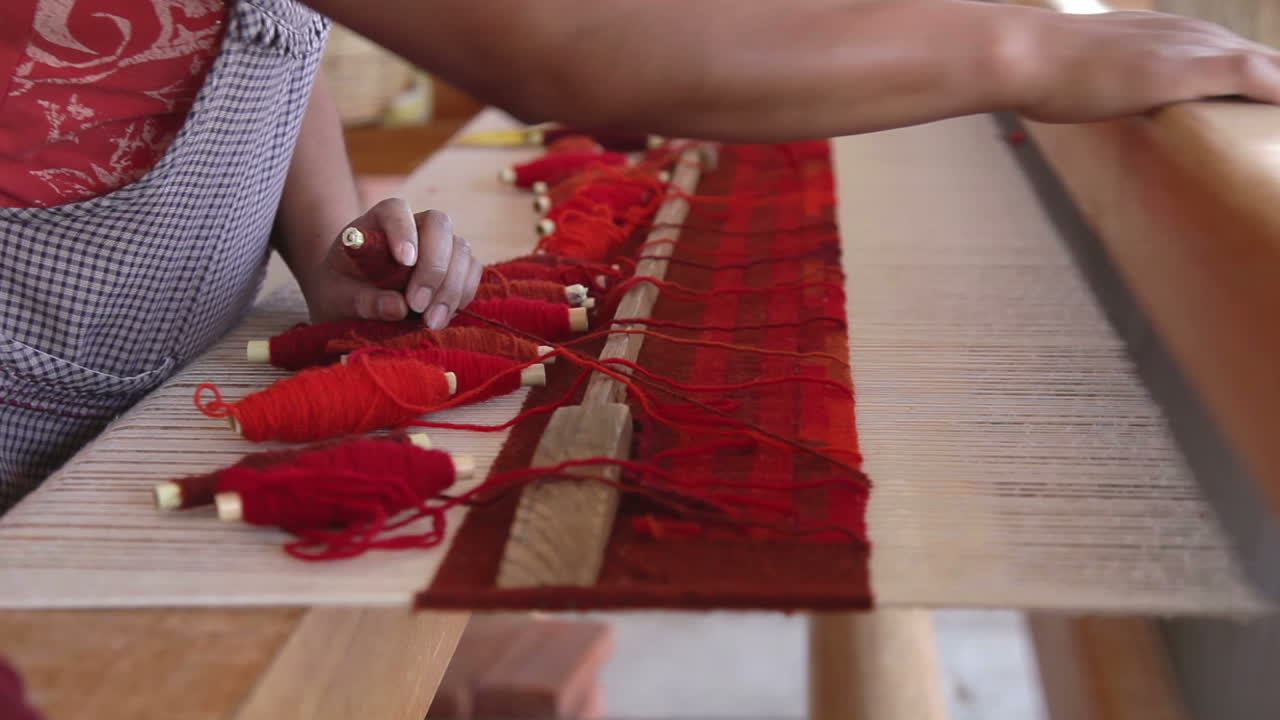 Free stock video - Weaving 00