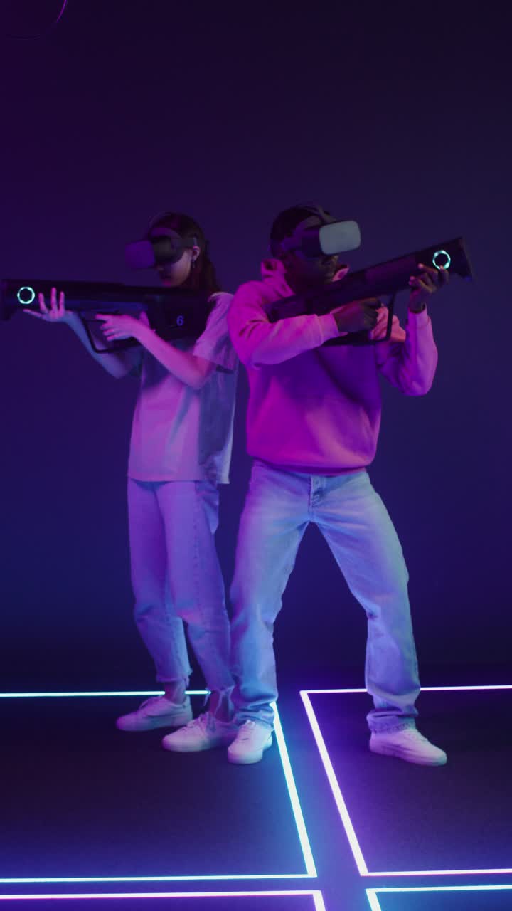 People Playing Virtual Reality Games | Vídeo de stock Premium
