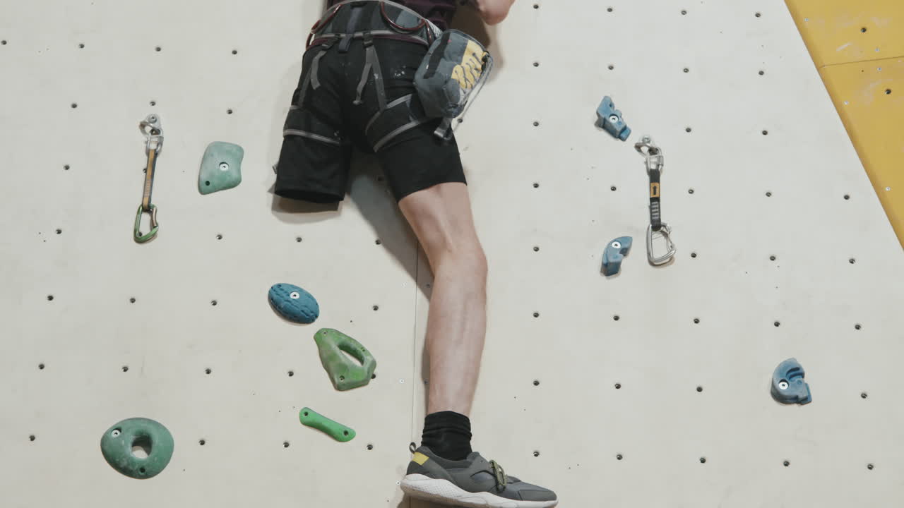 Sportsman With Amputated Leg Climbing Wall At Sports Complex | freepik