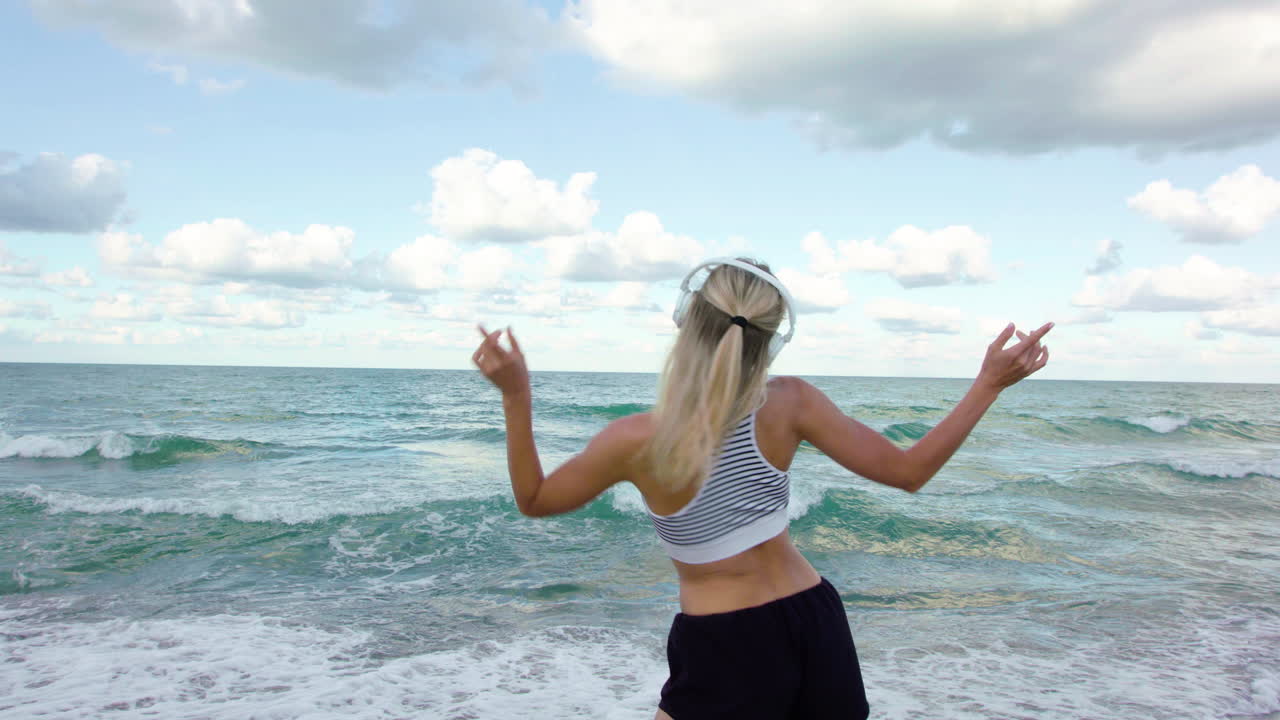 Chica bailando en la playa. | Vídeo de stock Gratis