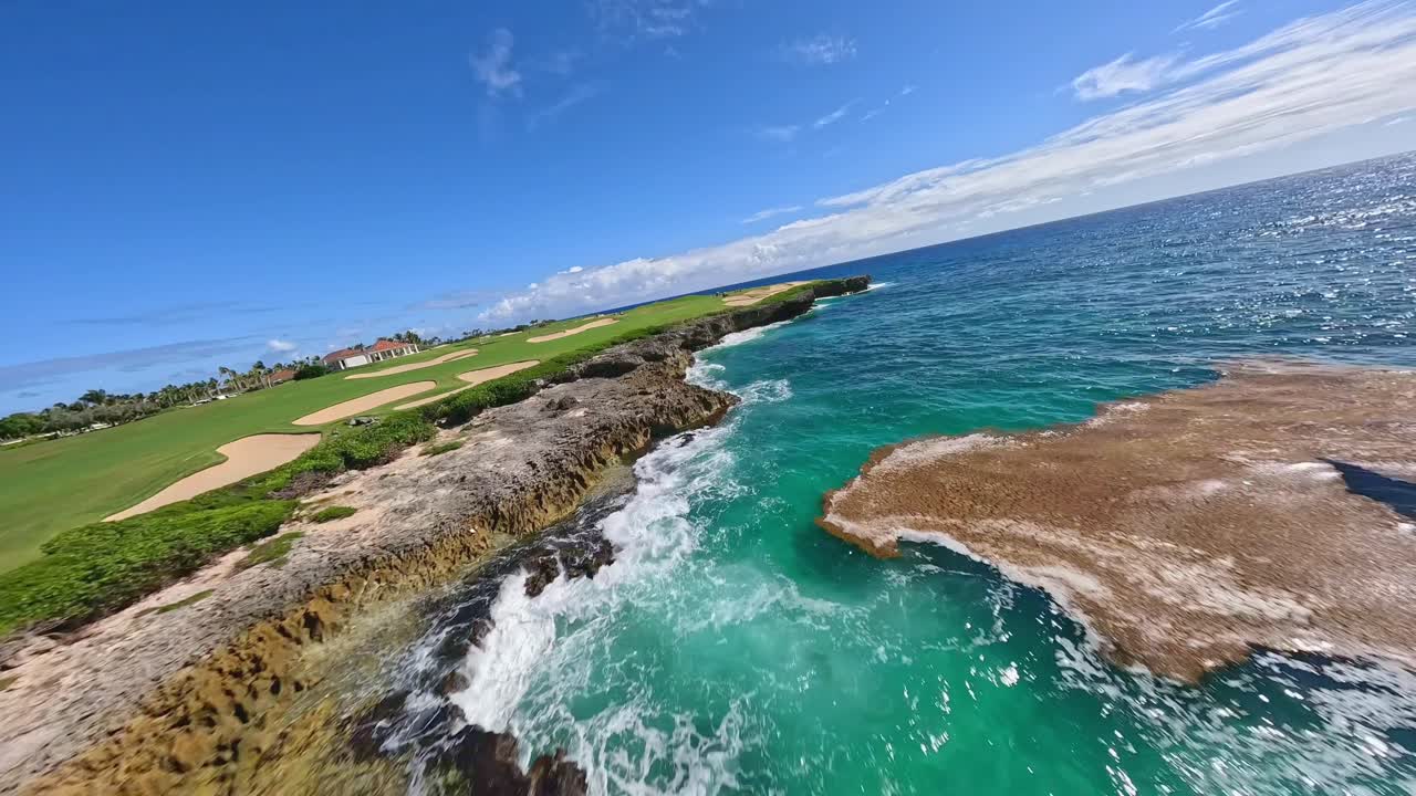 Premium Stock-Video - Menschen spielen golf am meer auf dem golfplatz ...