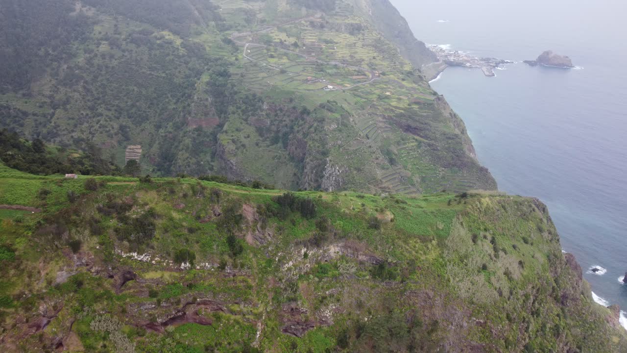 Cenas olhando a orla marítima da madeira das montanhas | Vídeo stock ...