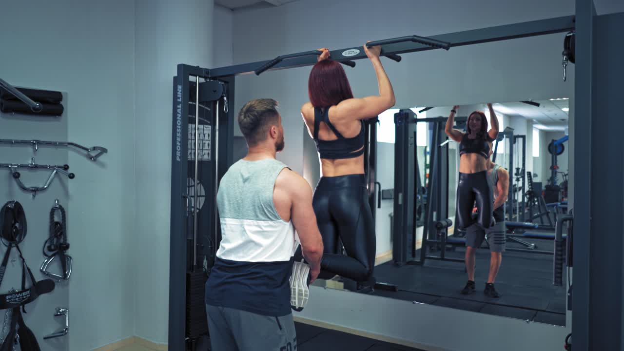 Un couple qui s'entraîne au gymnase. un couple qui fait des exercices ...