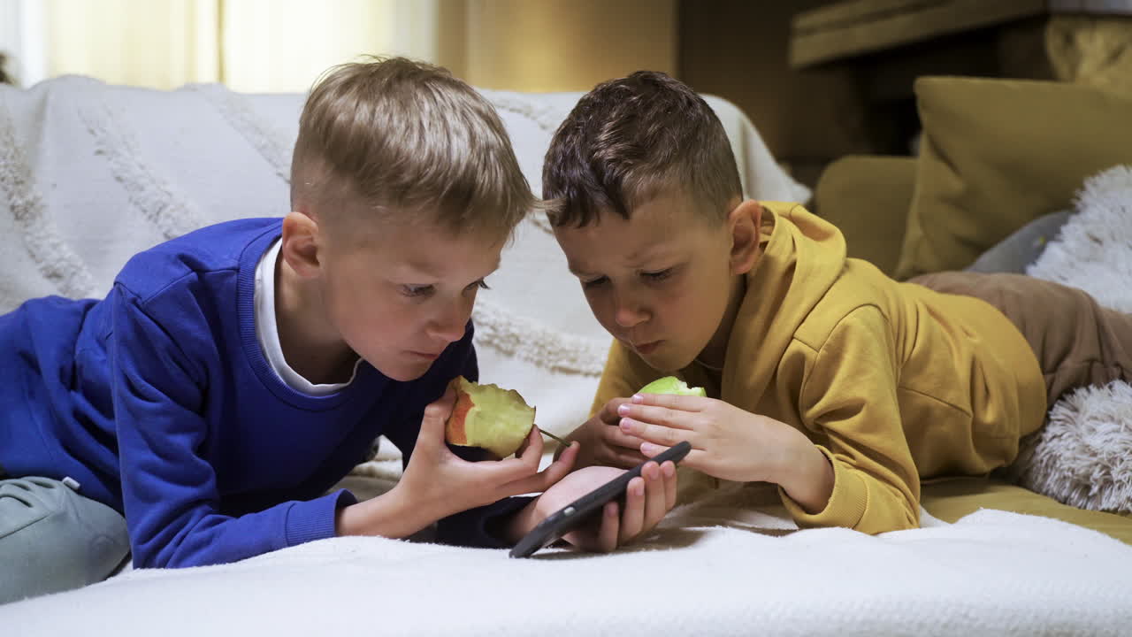 Free stock video - Kids watching video