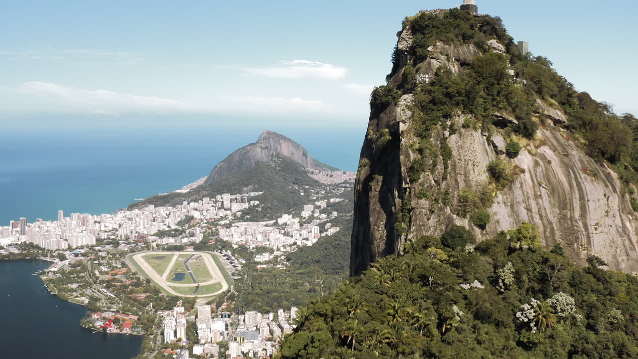 Kameraflug den Corcovado-Berg hinauf in Rio de Janeiro, der die Statue ...