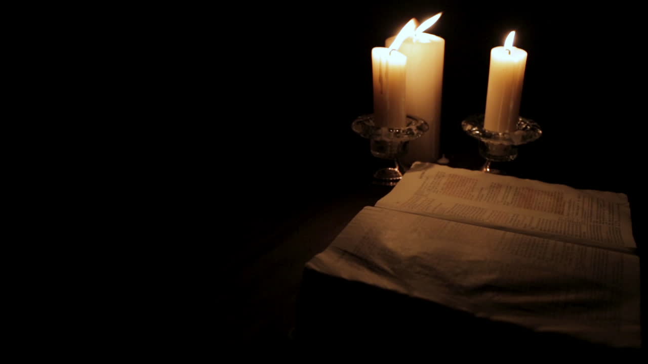 Descarga Gratis Vídeos De Stock De Santa Biblia Iluminada Por La Luz De ...