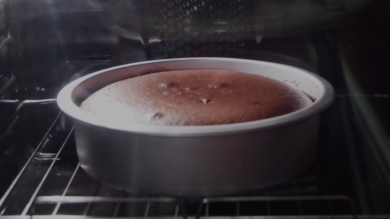 Timelapse of a cake growing while being baked in the oven Premium Stock ...